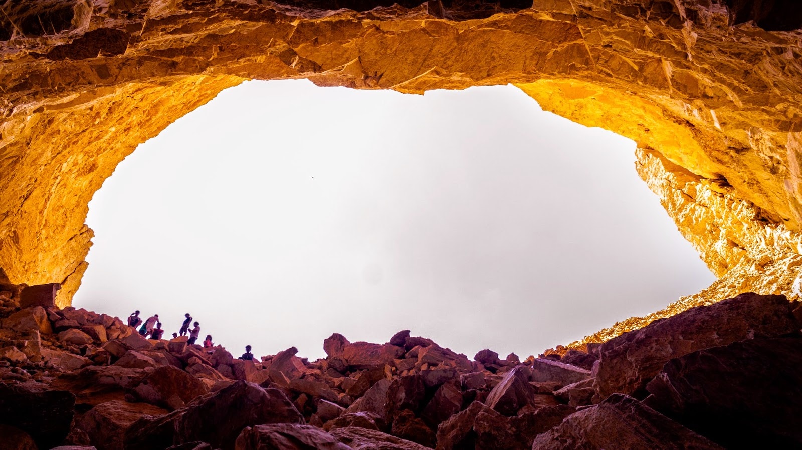 Trip to Heet Cave – Saudi Arabia Tours